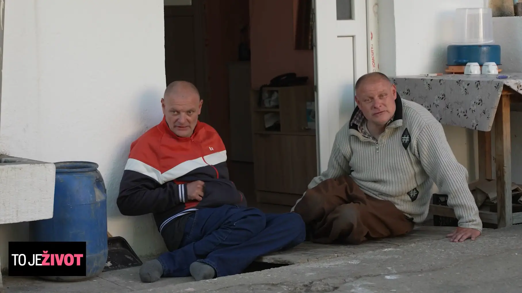 TO JE ŽIVOT - Braća Pavlović, prve trojke rođene u Vranju, kroz težak život idu puzeći s osmehom